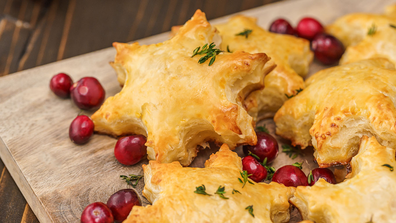 Cranberry Brie Snowflakes – Cooking Panda